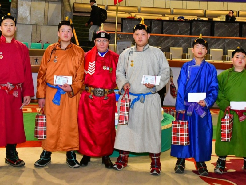 Сар шинийн баярт зориулсан өсвөрийн барилдаан боллоо